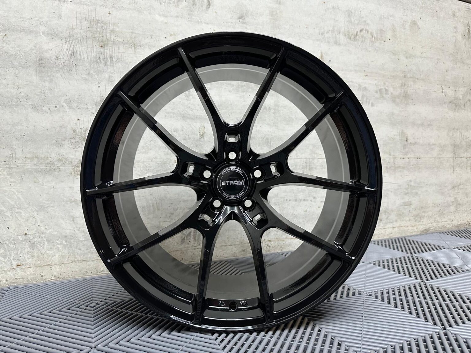 19″ Strom STR-F1 – Gloss Black – CMWheels
