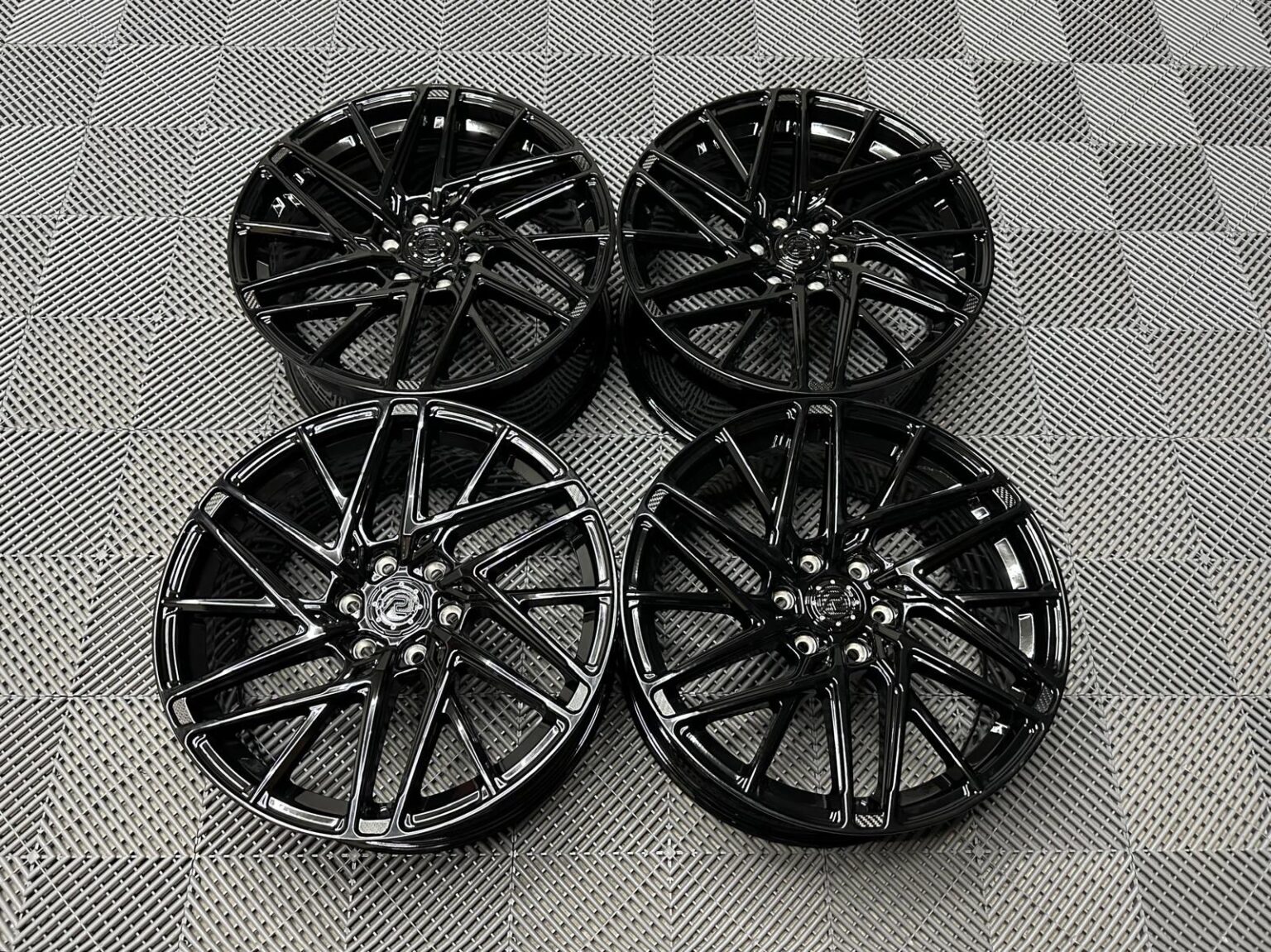 19″ Motion R VS8 Wheels – Gloss Black – CMWheels